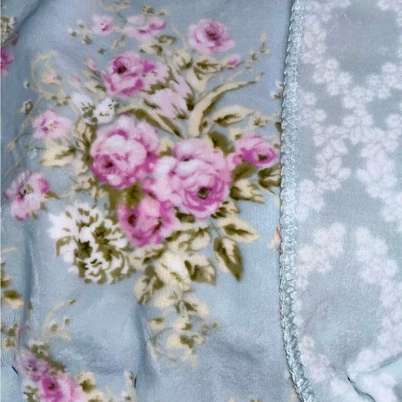 Laura Ashley | Bedding | Nwt Laura Ashley Vintage Floral Print Throw ...